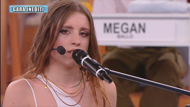 Angelina Mani vuote 5 marzo - Amici Clip | Witty TV
