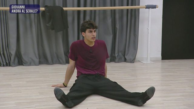 Giovanni e la maglia del Serale 8 marzo - Amici Clip | Witty TV