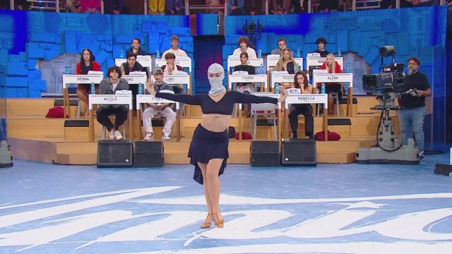 Alessia – Il compito della prof. Lettieri – 6 ottobre - Witty TV